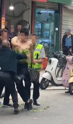 ...城管脱衣后踹倒卖菜老人?多方回应:执法行为不当,将核实后依法处理
