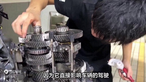 深入比较汽车传动系统:DCT、CVT与AT