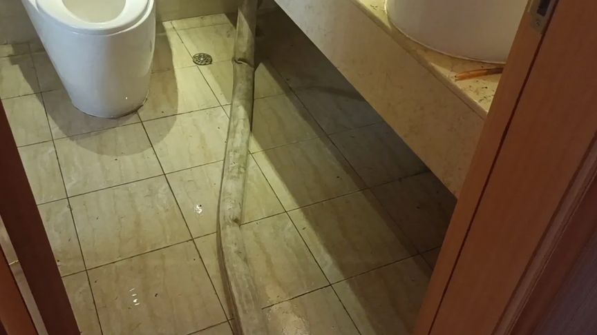 酒店地漏堵塞,无法在下一层实施操作时的疏通办法。