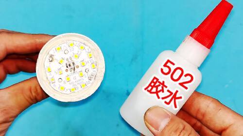LED灯不亮了别着急扔,只需滴上一滴502胶水,立马就能修亮灯泡