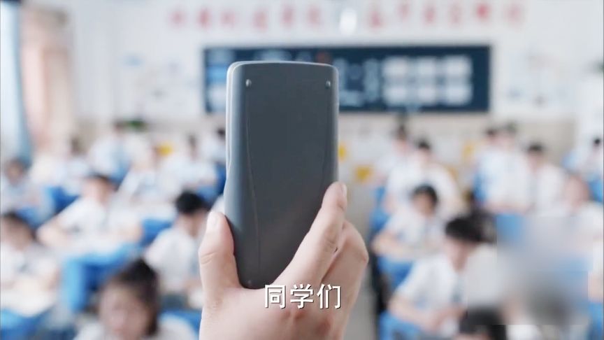 老师说计算机不仅能算数还可以编程结果学生用计算机开发了游戏。