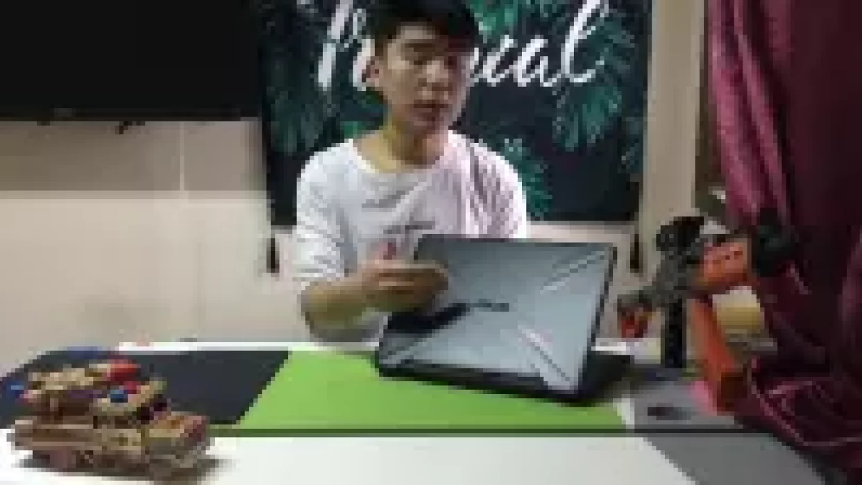 华硕飞行堡垒7火陨版游戏本简易开箱评测