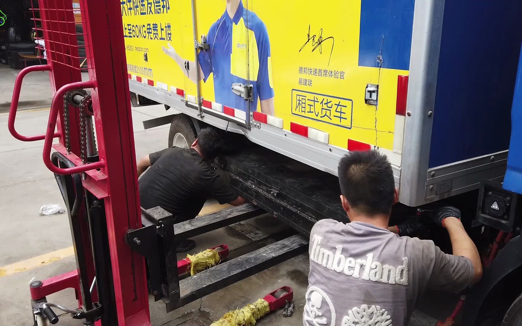 新能源汽车拆装电池包,砸着脚了!做好防护很重要—电动汽车维修