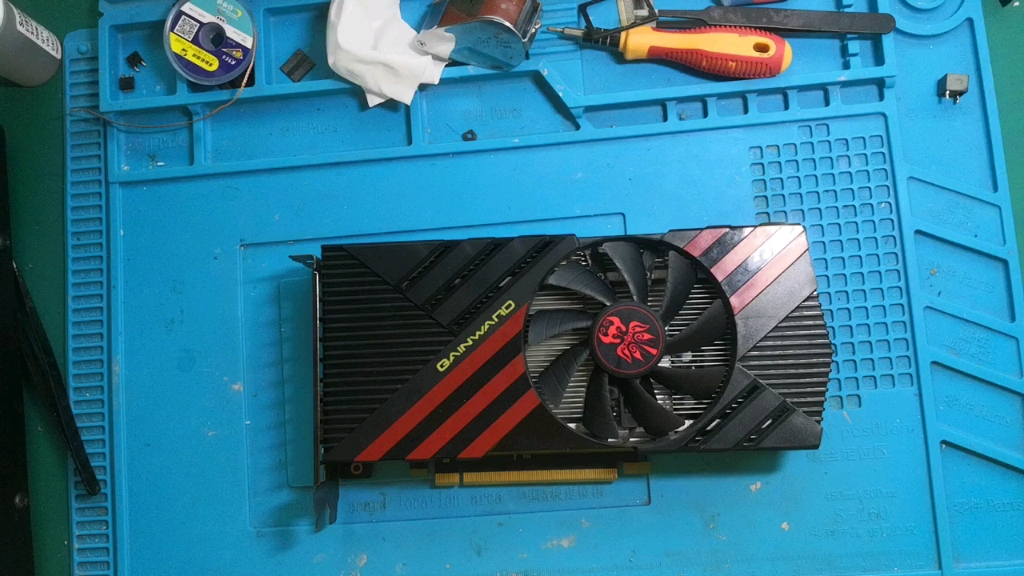 GTX950条纹花屏维修,显存损坏更换显存解决。