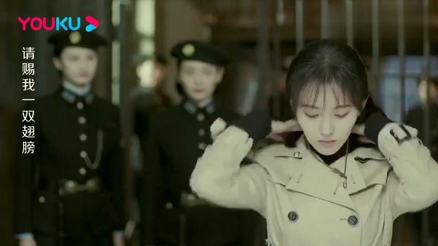 女囚犯执行死刑褪去囚服,换上一身优雅的风衣,狱警们都看呆了!