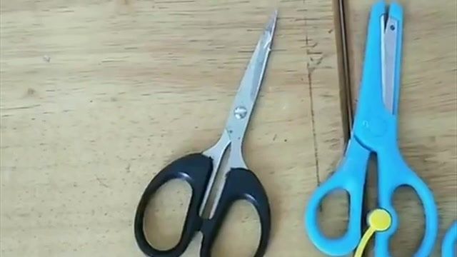 老师让宝宝们带安全剪刀来幼儿园做手工,这孩子带的什么?哈哈!