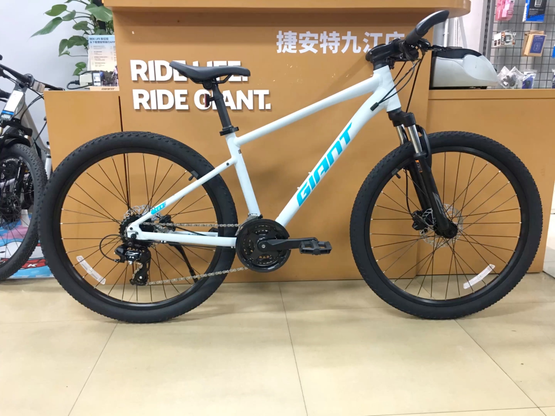 2025款捷安特ATX720升级变速器从21速变成了24速坐垫比老款的更大...