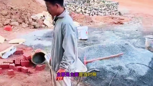 二楼上屋面的两跑楼梯,由于不经常使用,所以直接抹灰收面平整