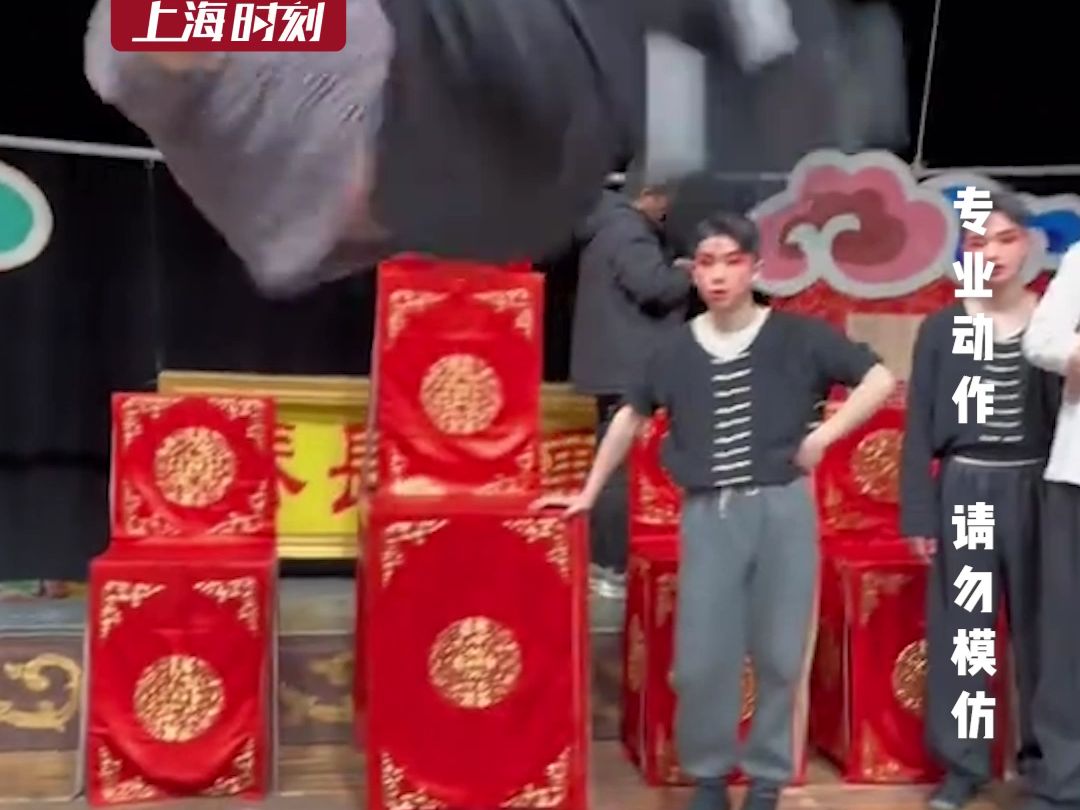 婺剧演员展示“虎跳前扑”,身轻如燕落地无声,“这是舞台的极限,不是...