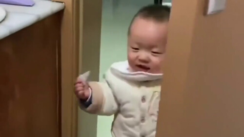 上卫生间忘带纸怎么办?宝宝帮忙太暖心