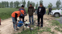 实拍植保无人机免费为农民打农药，一天能打600亩，真是高科技！