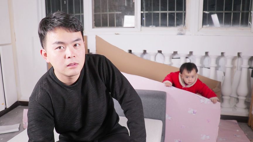 废旧的纸壳不要扔,留着还可以给孩子制作一个滑滑梯