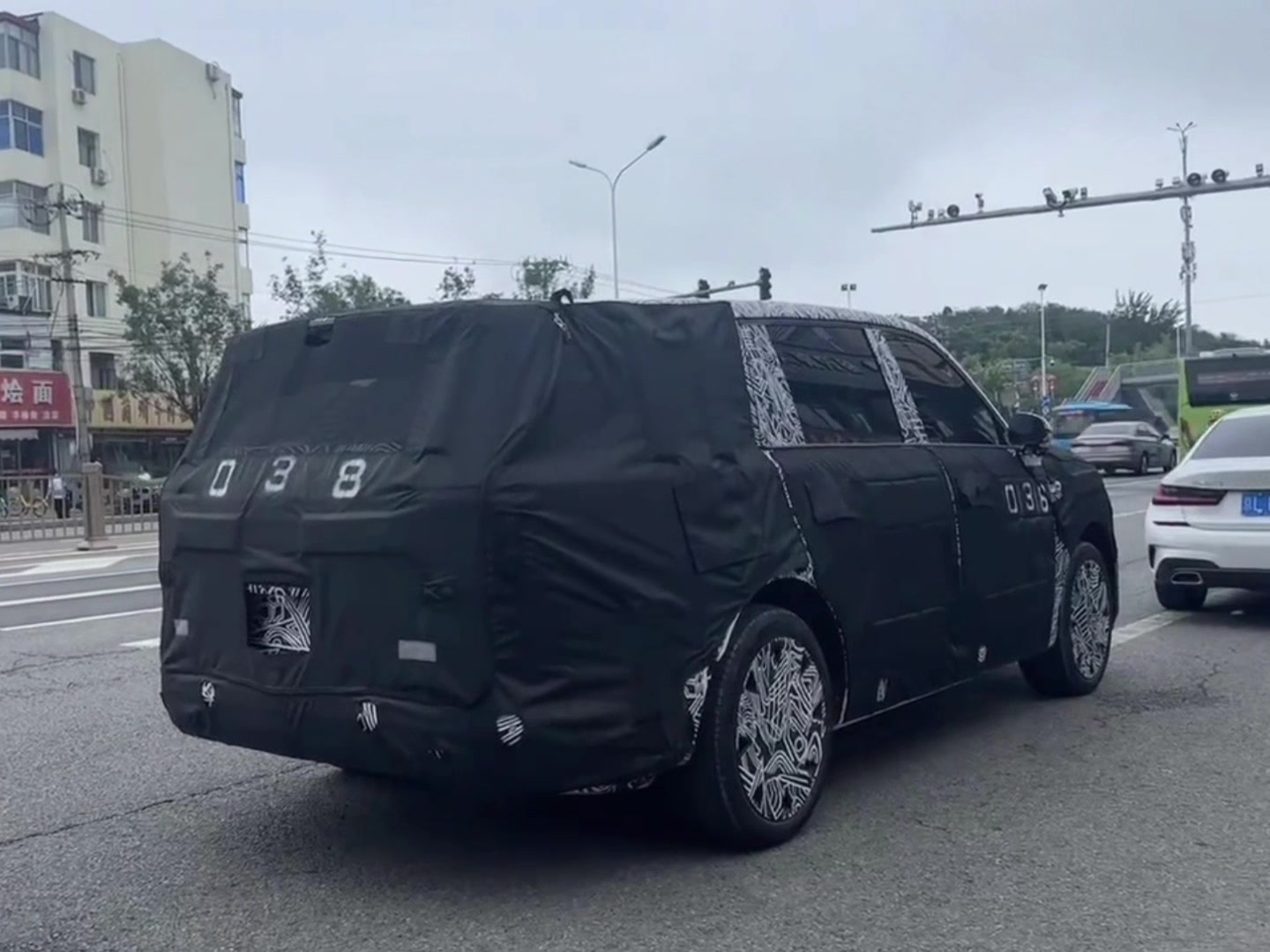 活捉小米YU9伪装车 轮毂形状曝光 #小米YU9 #YU9 #小米汽车