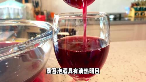 桑葚泡酒,常喝对身体有好处,有条件朋友安排起来