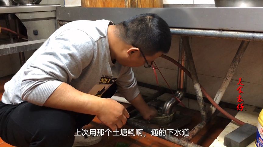 饭店厨房下水道,冬季最容易堵,专业疏通师傅有绝招