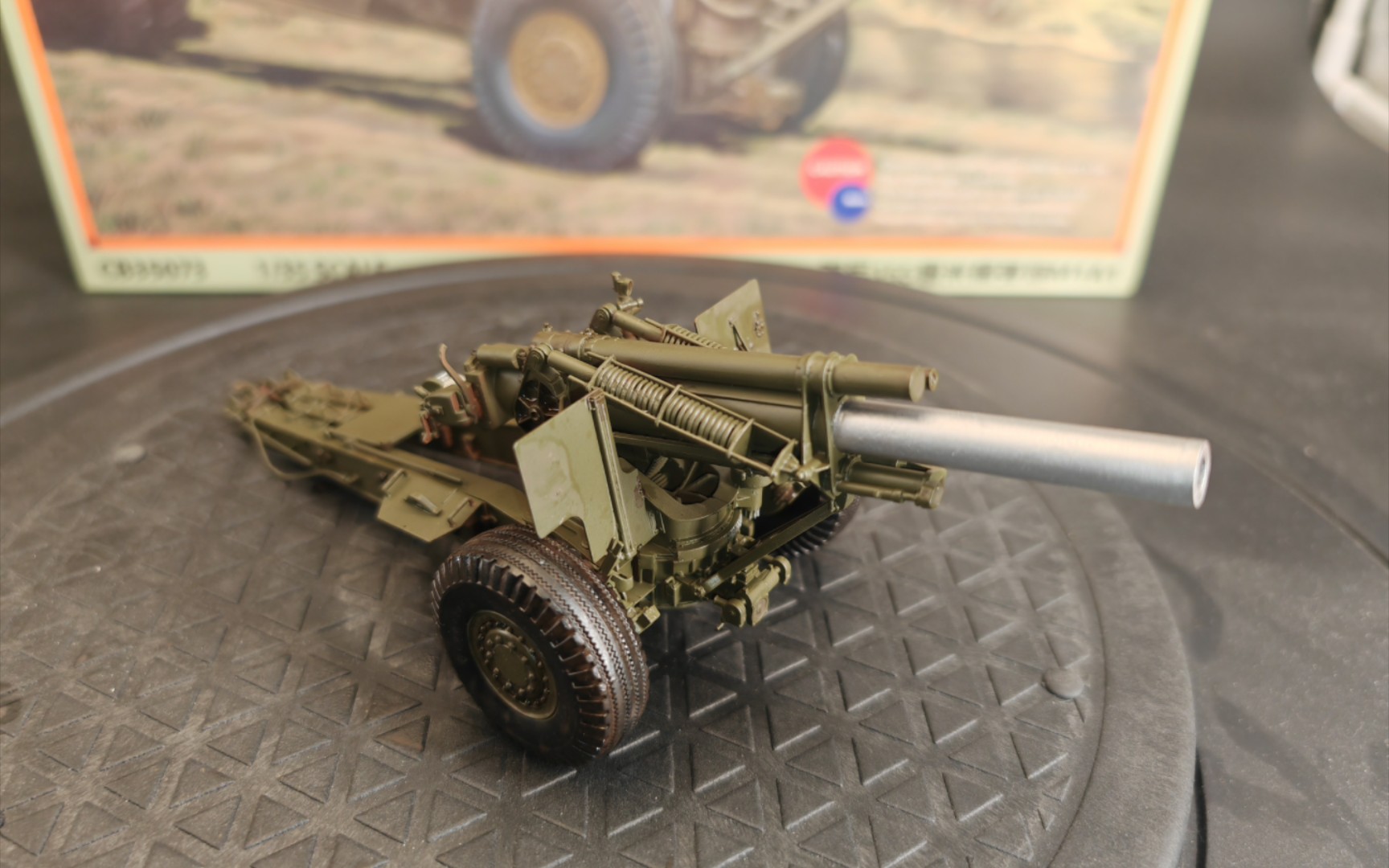 威骏1/35 美国M1A1 155榴弹炮模型完成品对比小号手1/35德国 SFH...