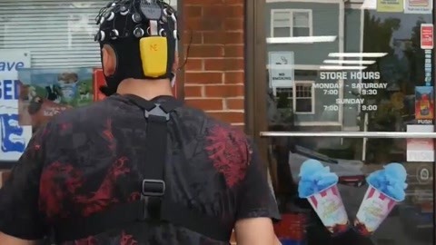 小伙自造设备,把自己的记忆存在电脑里