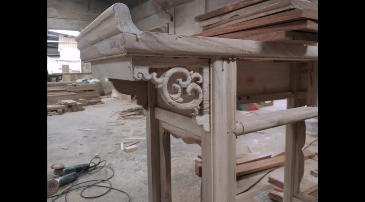 木材物质成分和特点不同,各有适合的色系。香樟木有木纹不规则和...