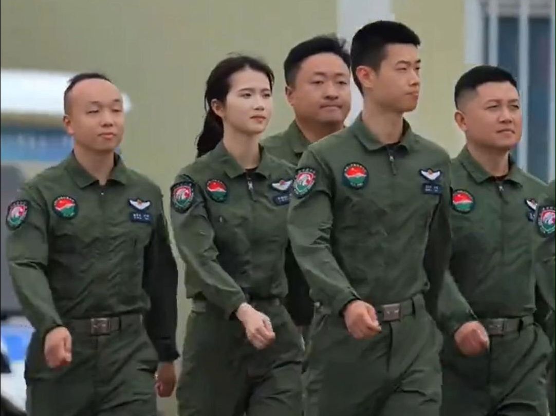 又美又飒! 99后中国女飞行员徐枫灿亮相珠海航展格外抢眼