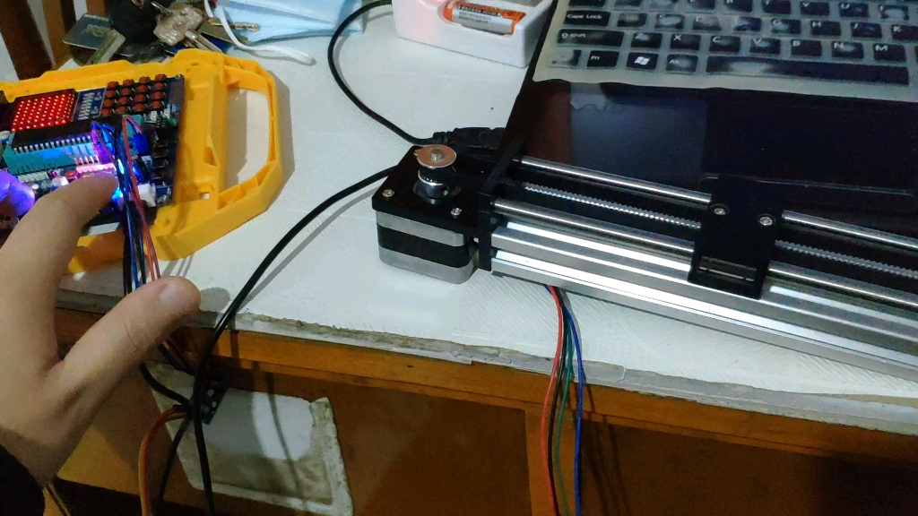 基于C51单片机3086A-MFP10S驱动的42步进电机导轨控制系统