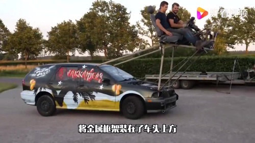 敞篷车瞬间展现惊人魅力,优雅姿态令人瞩目不已