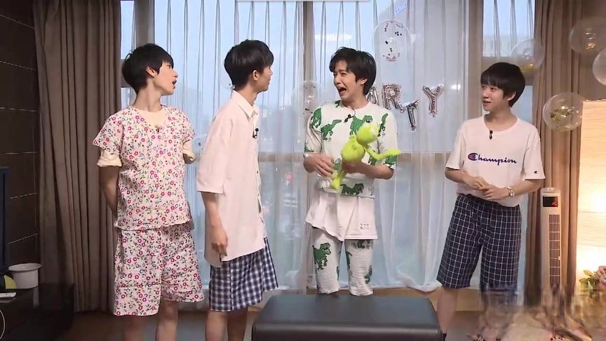 TF家族二代少年穿睡衣爆笑演绎《情深深雨濛濛》刘耀文:妈妈爱你