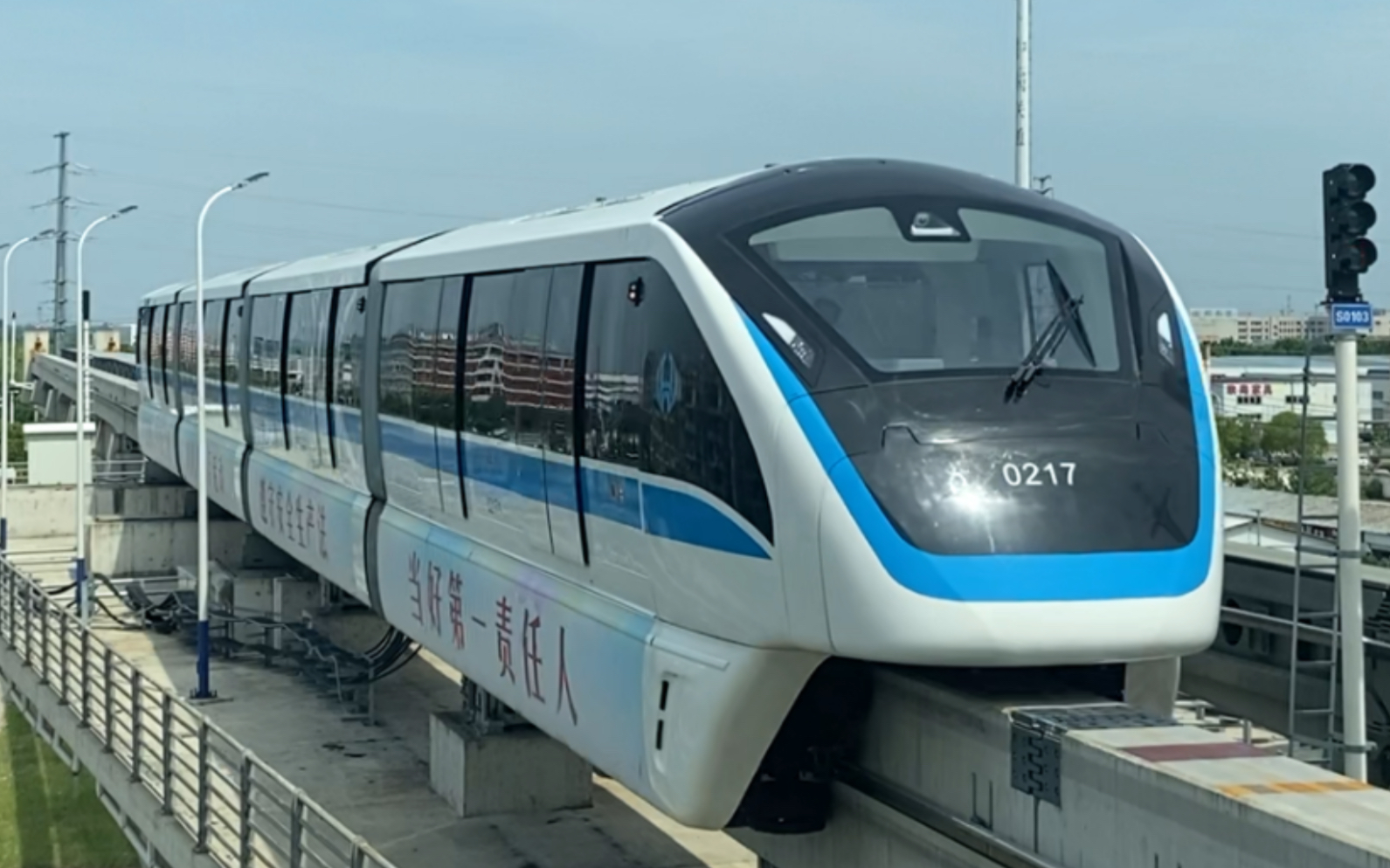 芜湖轨道交通2号线列车进万春湖路站