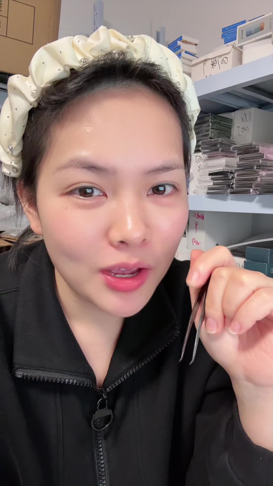 ...假睫毛粘胶水贴在真睫毛上,贴的角度、位置、手法分别决定了翘度毛...