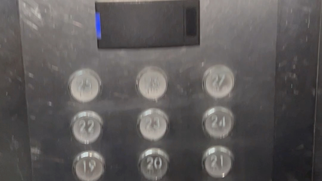 深圳最恐怖的电梯,开关门按钮的标志都没有