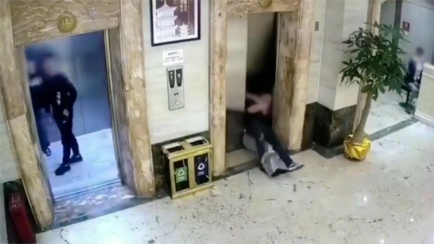 乘坐电梯要小心!电梯门远没有想象中那么结实