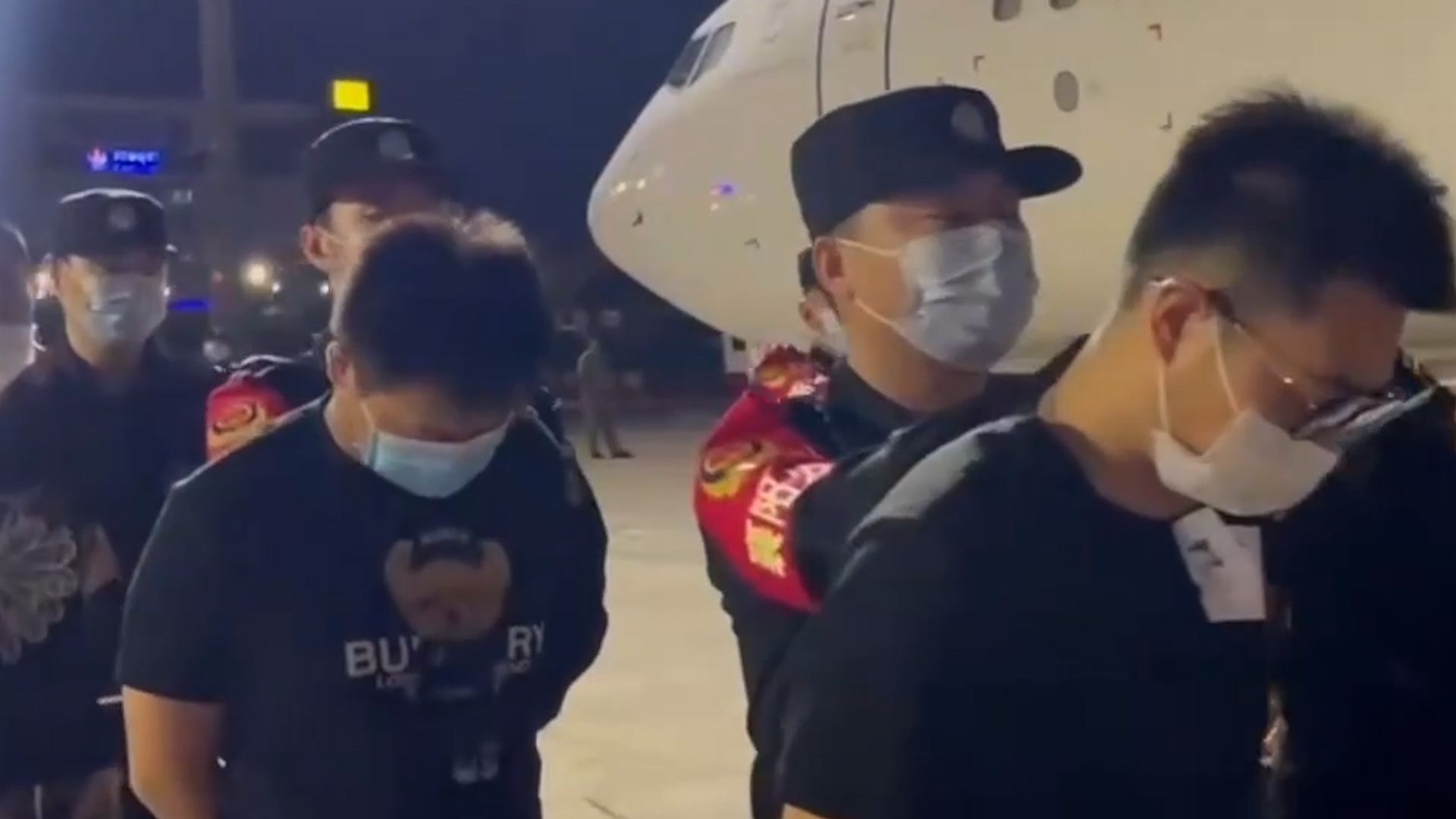 130名涉赌诈嫌疑人从柬埔寨押解回国:查获一批涉案服务器、电脑、手机