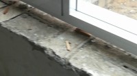 门窗底部缝隙大用专用螺丝调节水平。13785728686