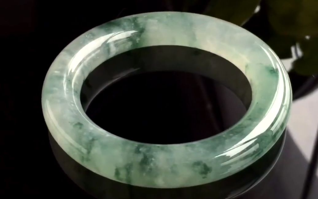 老司机揭秘!选购翡翠手镯的陷阱,别再乱花冤枉钱!