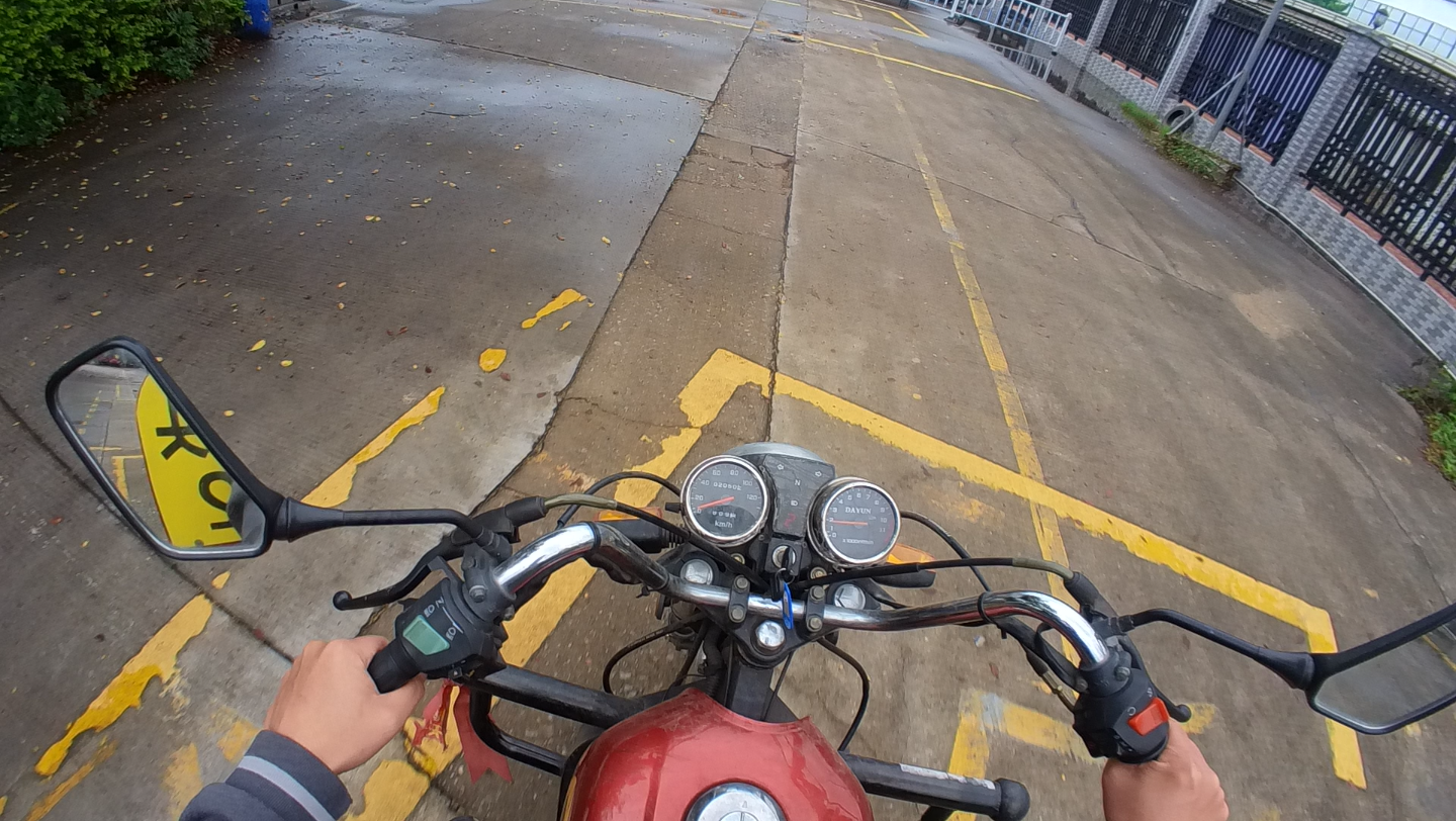 在广州考摩托三轮车D证科目二三驾校练习绕桩