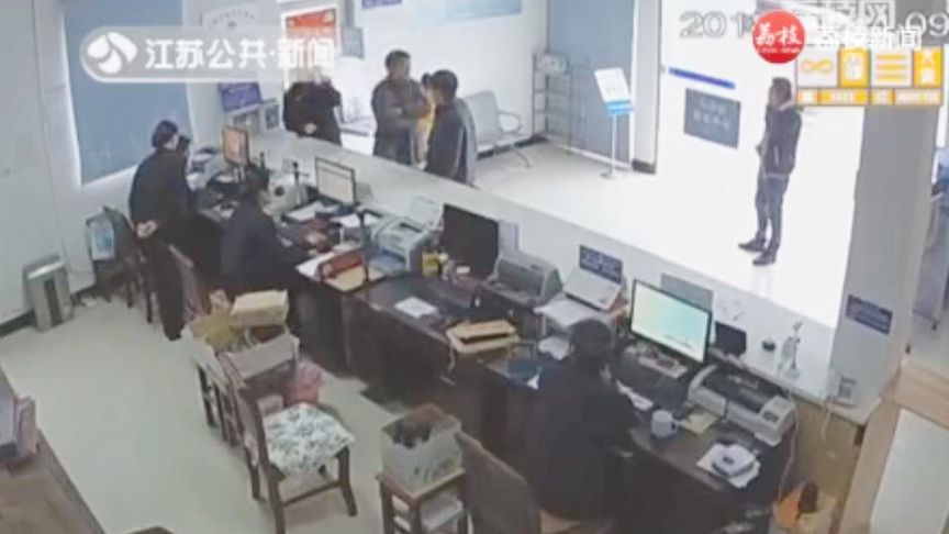 派出所来几个外地人,想查询个人信息,民警一听聊天内容不对劲