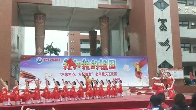 具有少数民族特色的学校,举办着一场爱国主义的舞蹈表演。