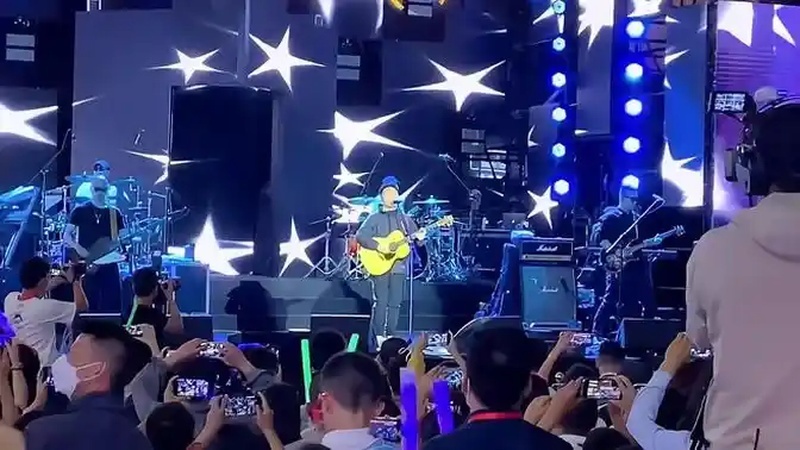音乐现场 许巍《曾经的你》昆明演唱会现场视频(高清无水印,欢迎收藏)...