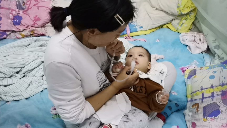 家里两个宝宝都感冒流鼻涕,宝妈用吸鼻器来给宝宝清理鼻腔
