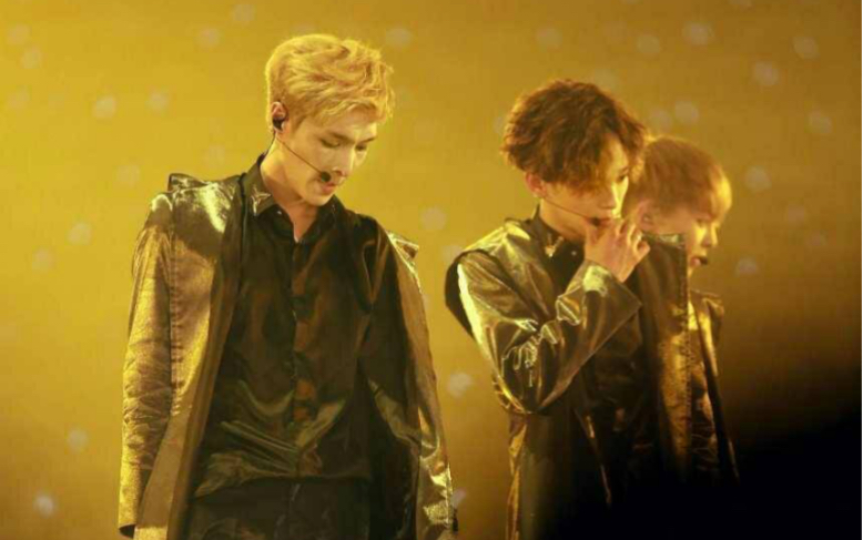 EXO二巡绝版中文MAMA 果然三角形是世界上最稳定的形状～高能...