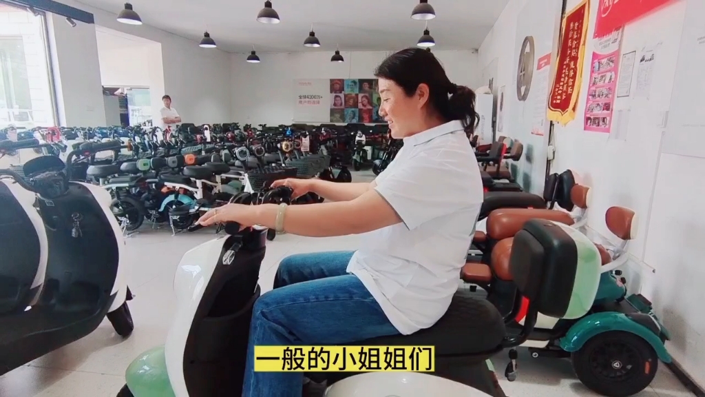 推荐一款性价比超高,爱玛新款电动三轮车,小巧时尚宝妈亲子带娃