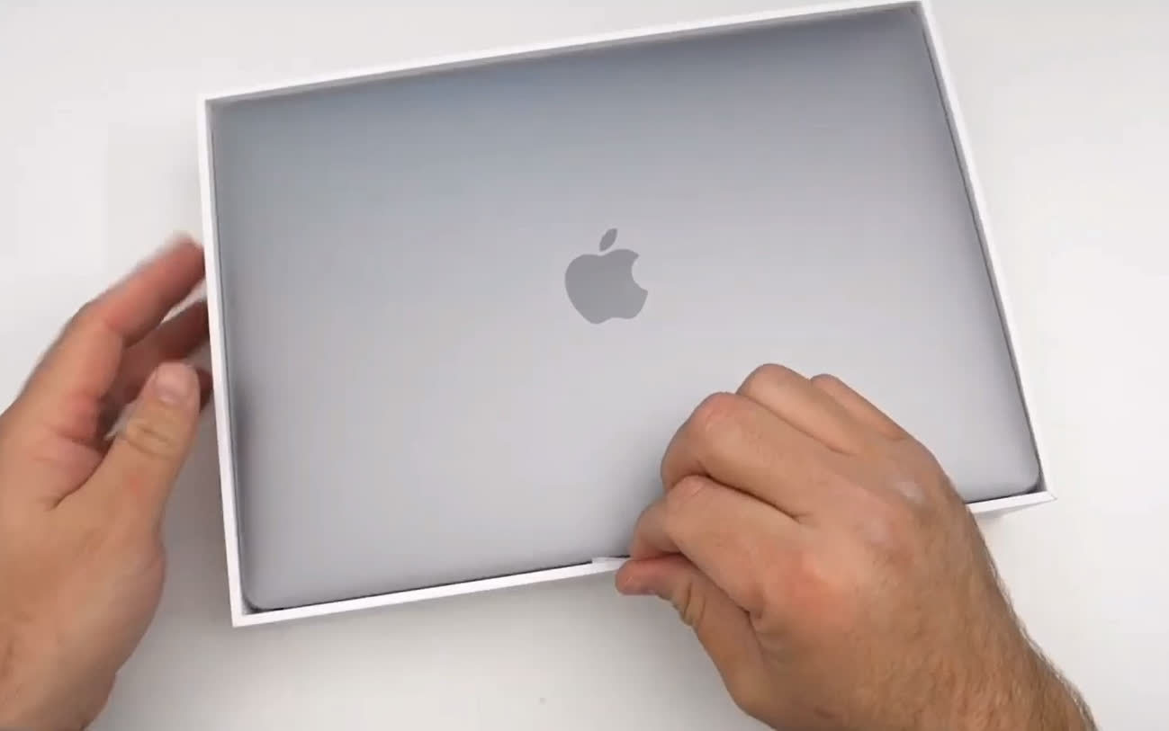 2020MacBook Air开箱,颜值担当也就算了,关键是还实力在线!老外开箱...