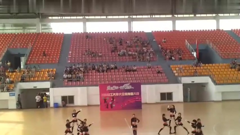 正经的校园舞蹈 2013长沙理工大学健身操比赛水利学院爵士啦啦操
