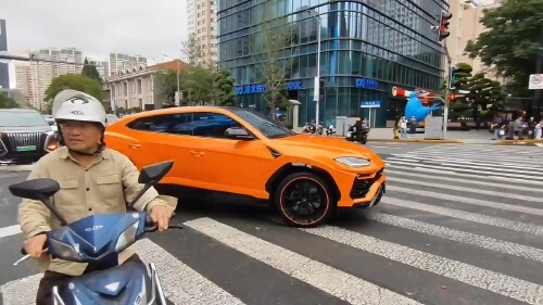上海复旦大学附属医院拍车,两辆兰博基尼urus!第二辆的车牌