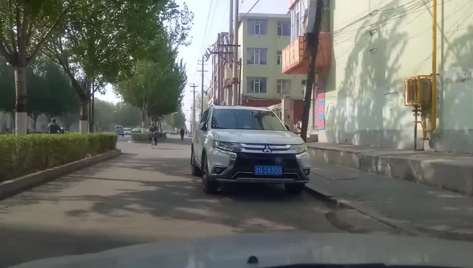 此车逆行违规交通