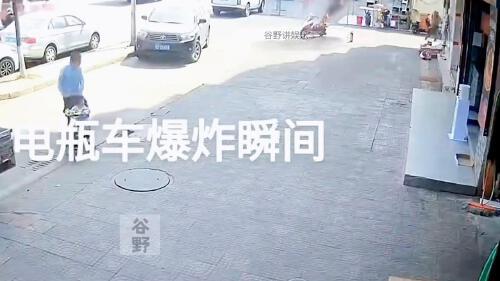 充电时电瓶车瞬间爆炸,想不到小伙一个举动救了自己,引得路人纷纷围观