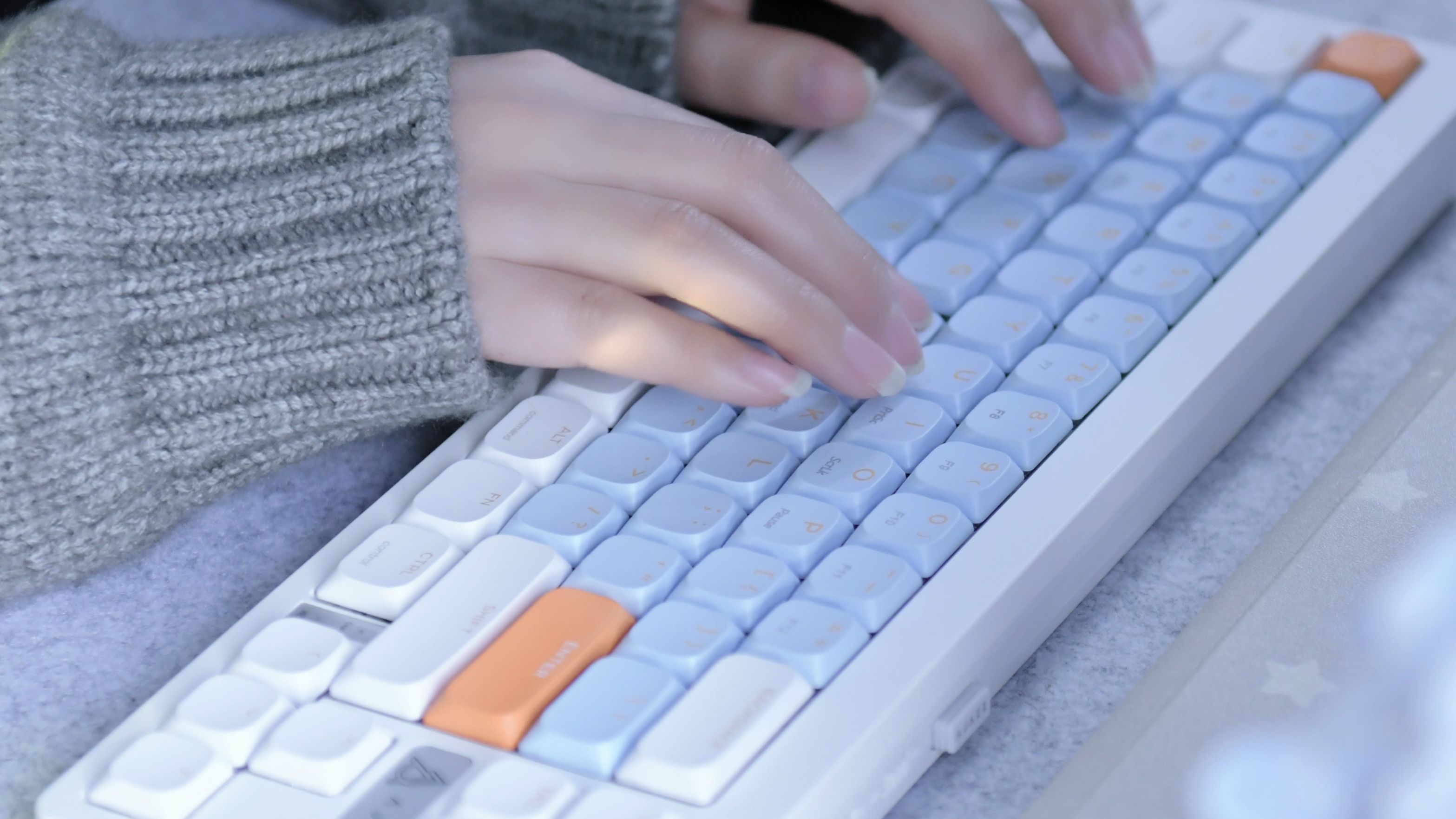 200不到,田字68新选择!黑爵AKL680无线双模矮轴机械键盘