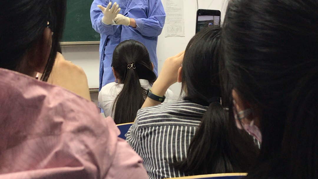 折叠式手术衣穿戴方法