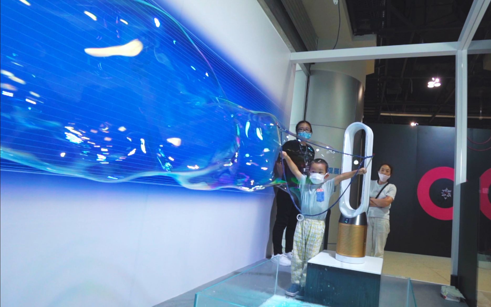 戴森“启迪未来发明家”科技课堂大探馆,这有能吹出三米长巨型泡泡...