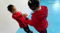 幼儿园小朋友观察游戏: 顶锅盖