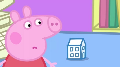 小猪佩奇:猪爸爸在做房子模型,佩奇在旁边画了个秋千